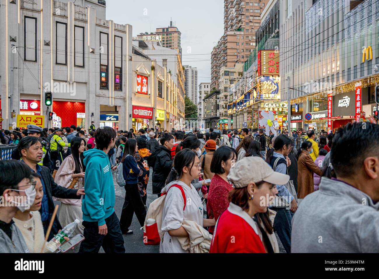 The 2025 Xihu Spring Flower Market opens in Guangzhou City, south China ...