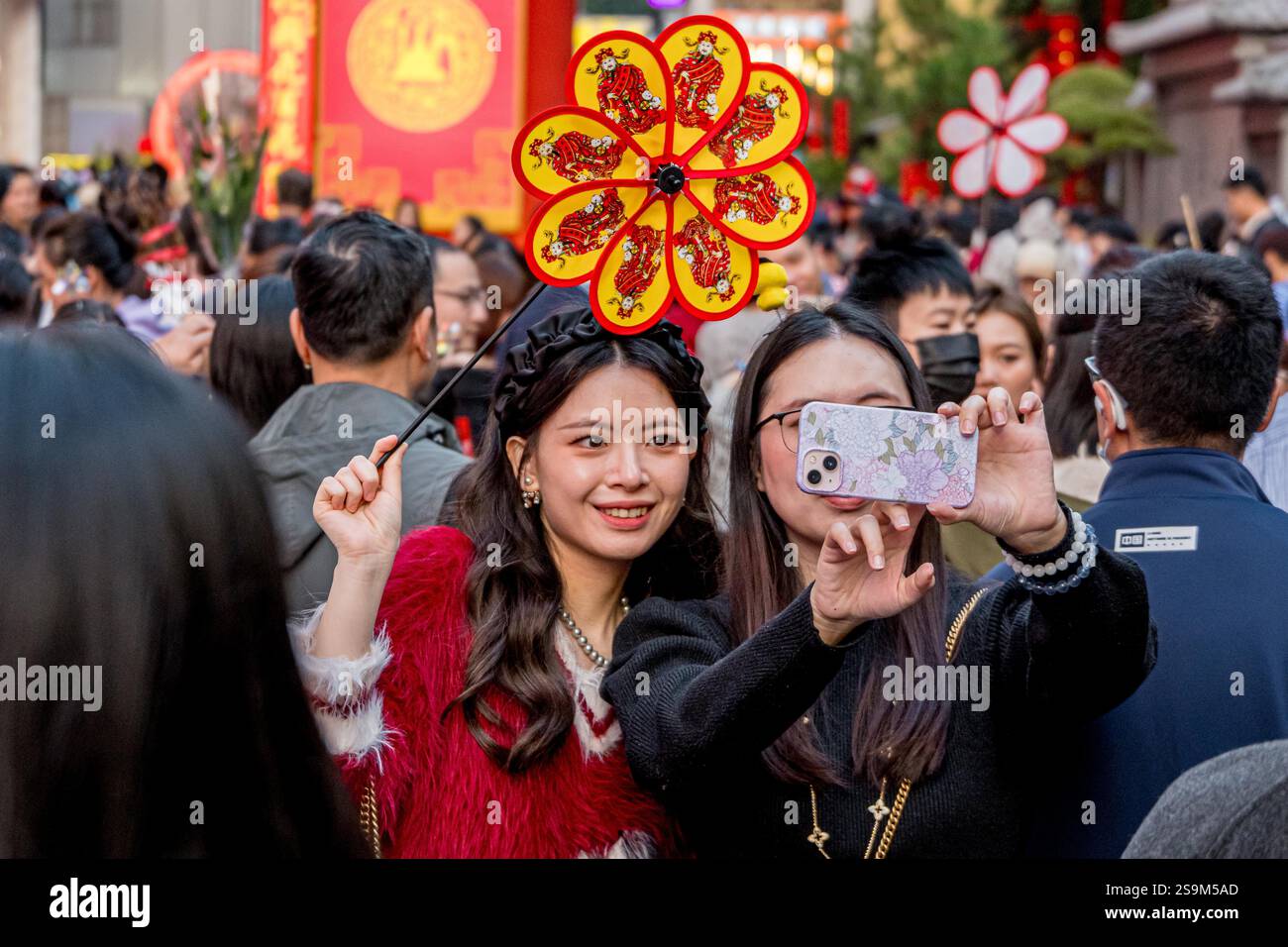 The 2025 Xihu Spring Flower Market opens in Guangzhou City, south China ...