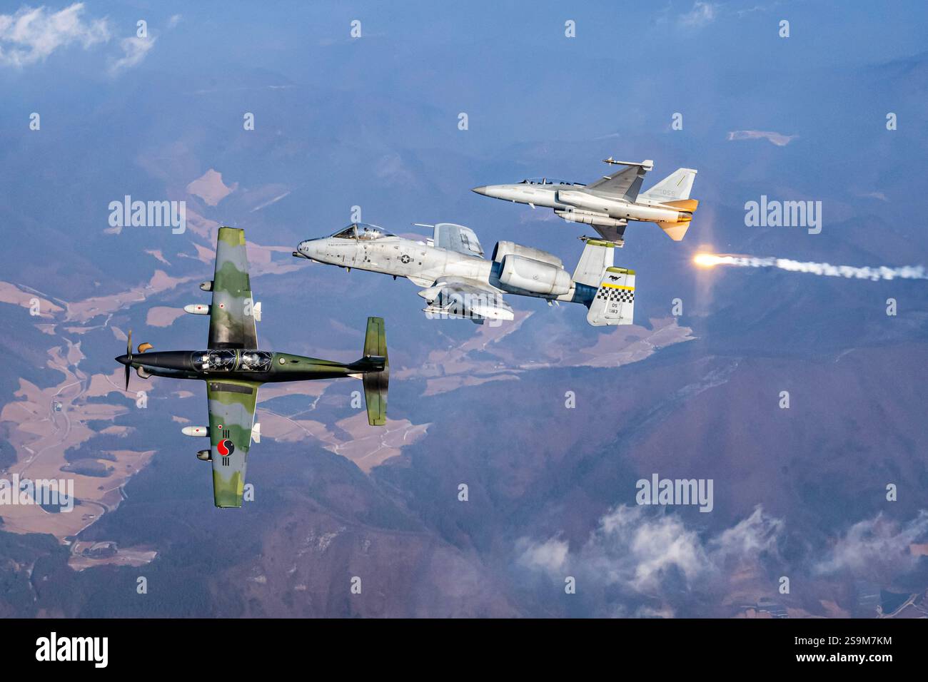 A Republic of Korea Air Force FA-50 Golden Eagle, a U.S. Air Force A-10 ...