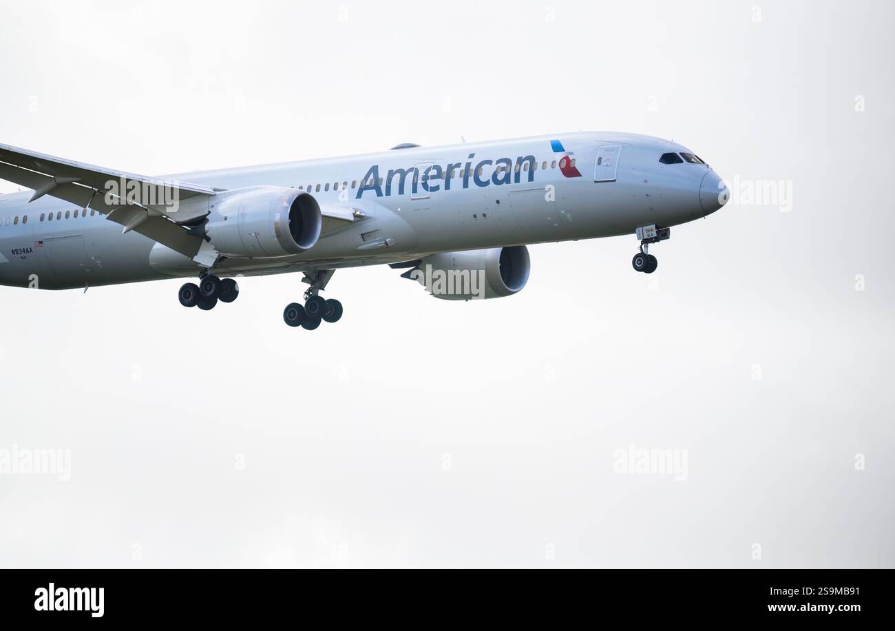 Auckland, New Zealand – January 27 2025: American Airlines N834AA Boeing 787-9 Dreamliner flying ...