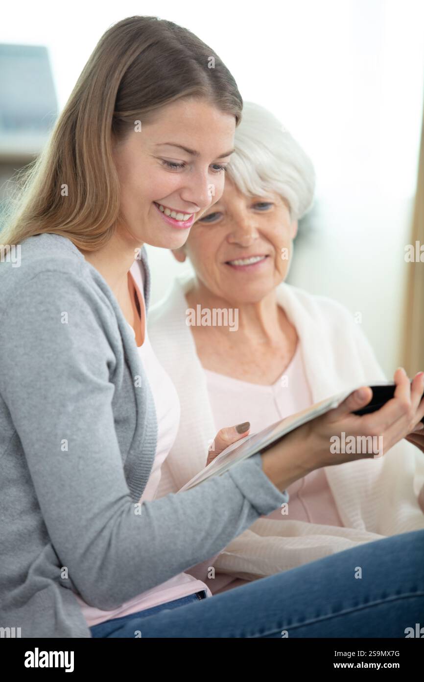 grandmother learning how to use tablet Stock Photo - Alamy
