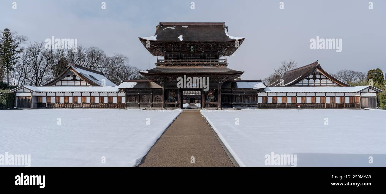 The central gate at Zuiryuji (or Zuiryu-ji), a Soto Zen Buddhist temple ...