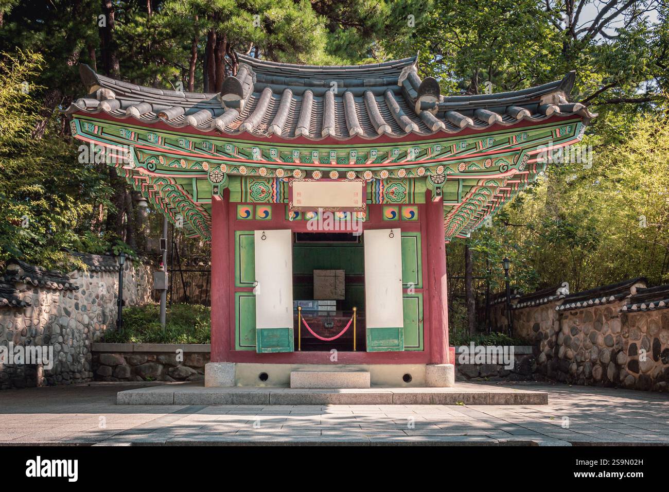 Traditional Korean colorful architecture at Seoraksan National park ...