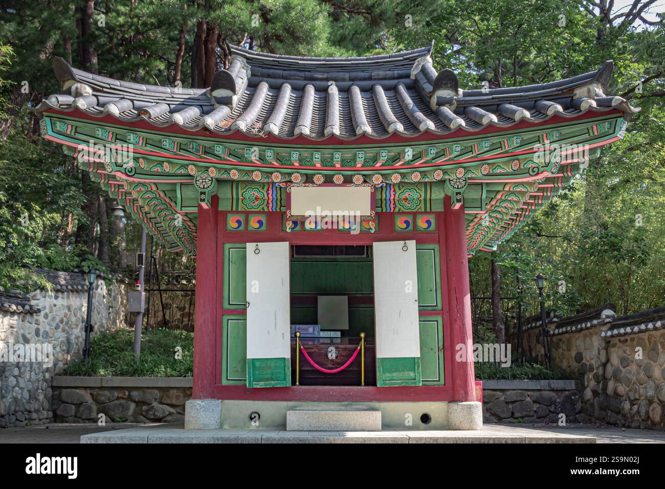 Traditional Korean colorful architecture at Seoraksan National park ...
