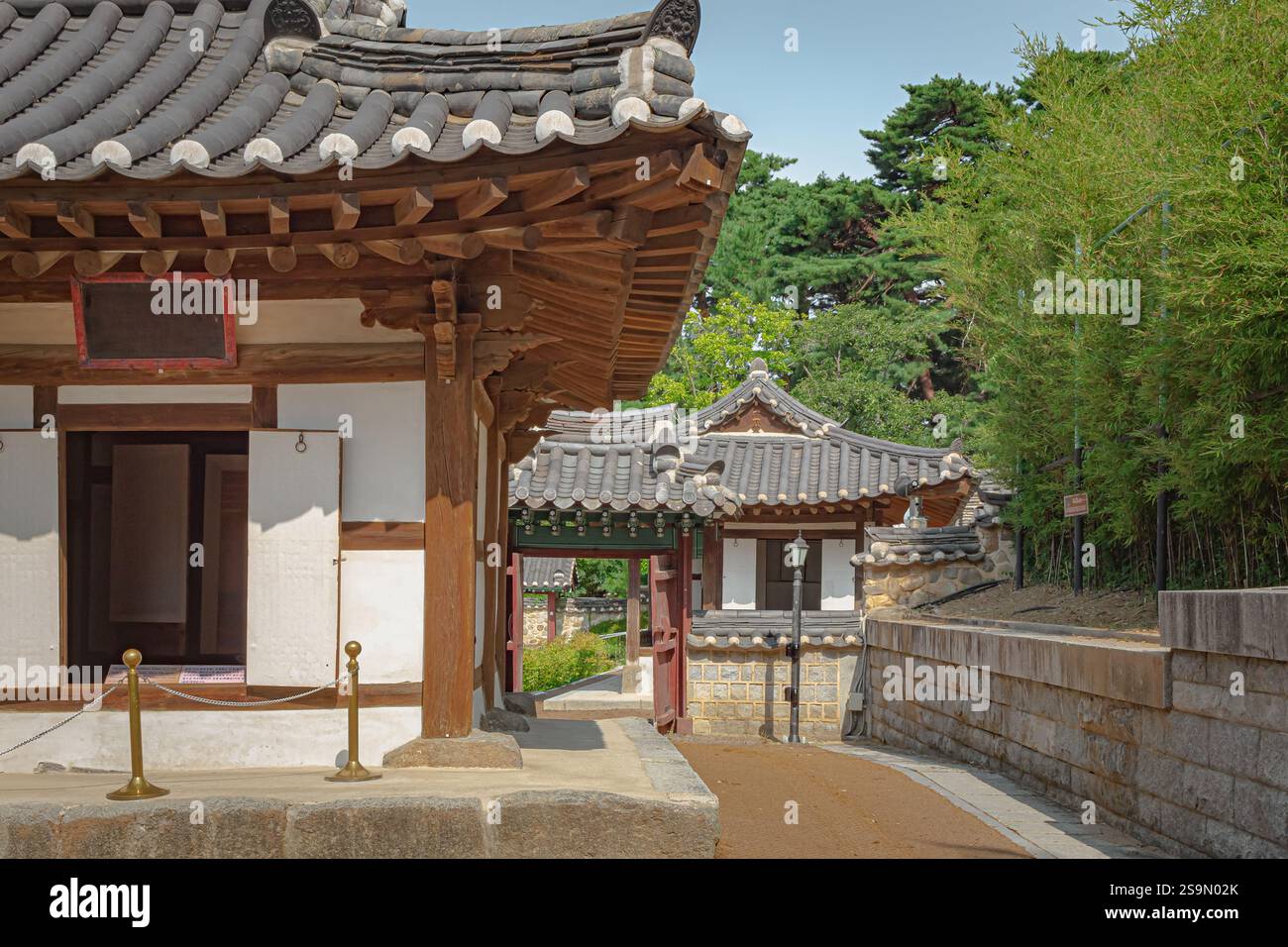 Traditional Korean wood architecture at Seoraksan National park ...