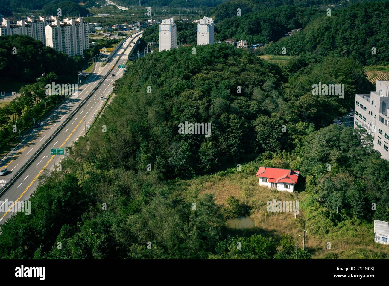 Distant view white house traffic hi-res stock photography and images ...