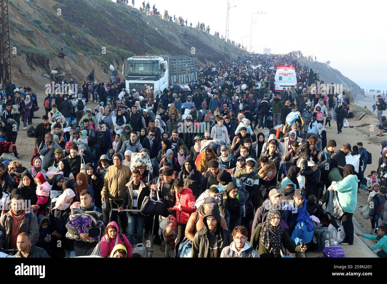 Palestinians, displaced by Israel forces, return their houses through ...