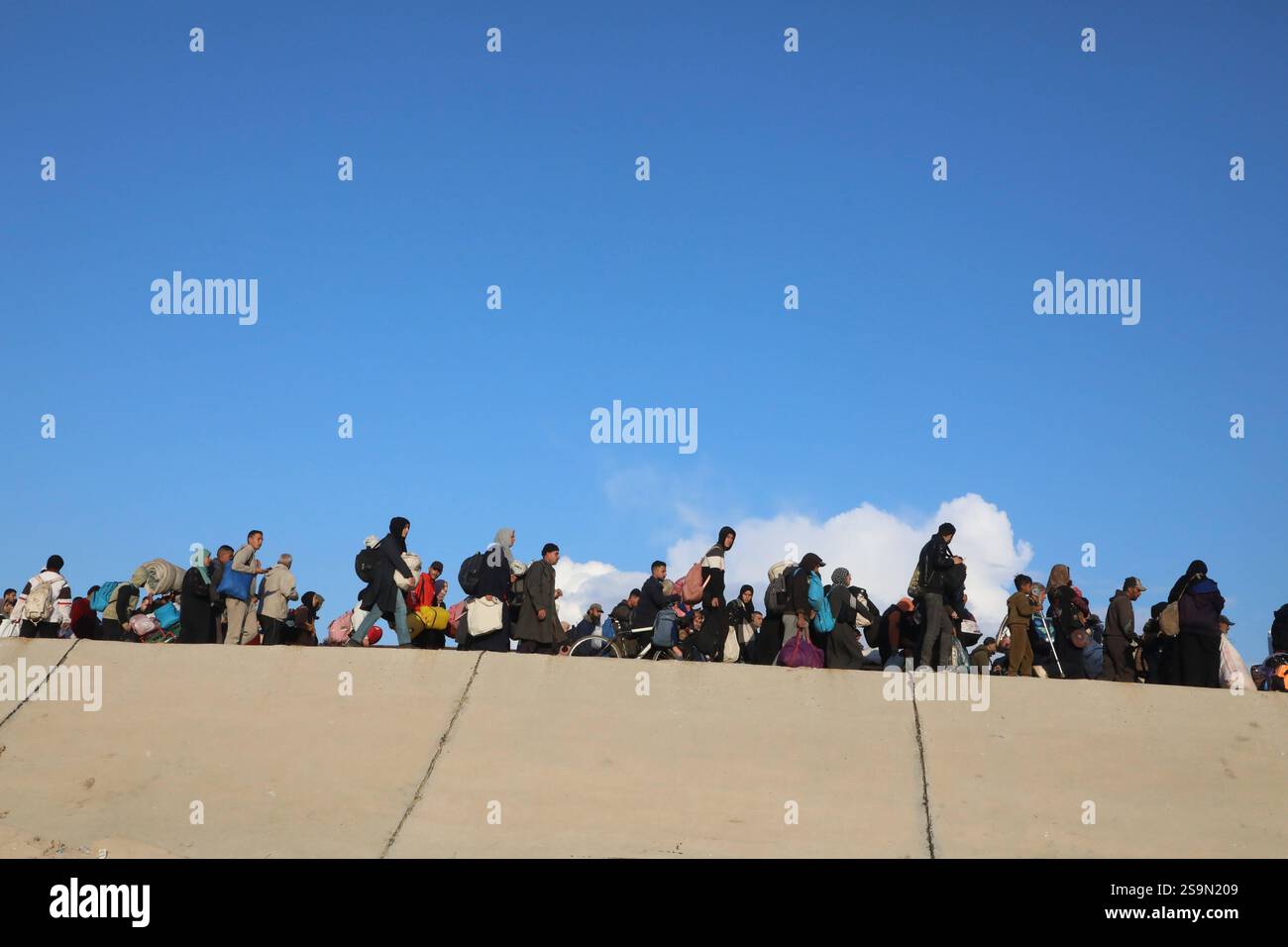 Palestinians, displaced by Israel forces, return their houses through ...