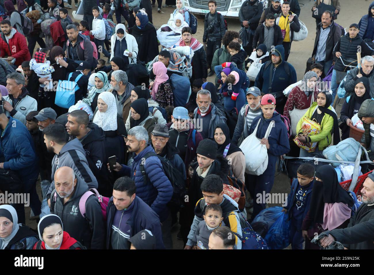 Palestinians, displaced by Israel forces, return their houses through ...