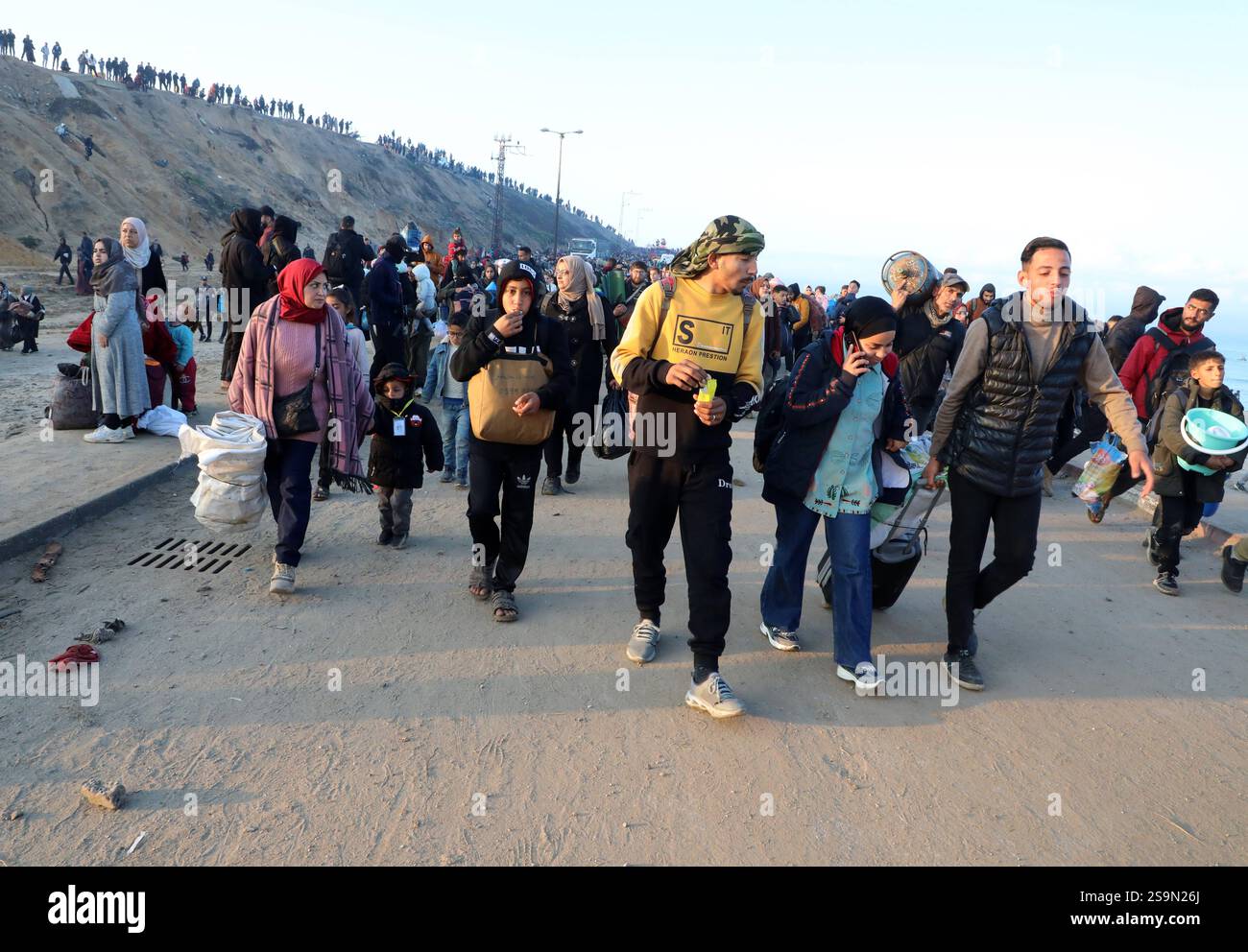 Palestinians, displaced by Israel forces, return their houses through ...