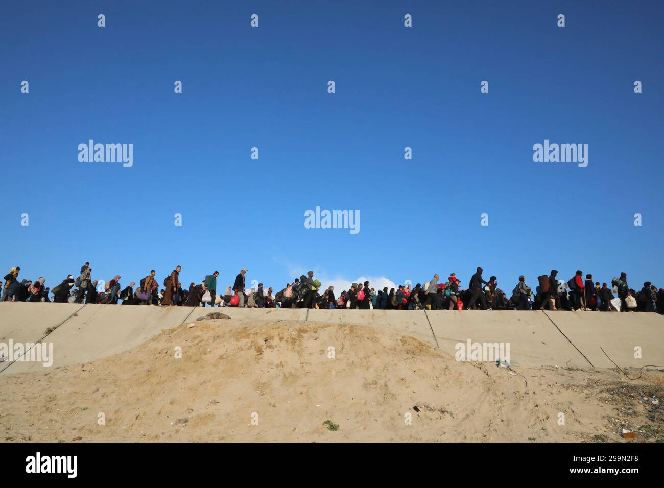 Palestinians, displaced by Israel forces, return their houses through ...