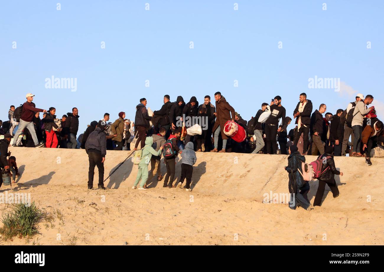 Palestinians, displaced by Israel forces, return their houses through ...
