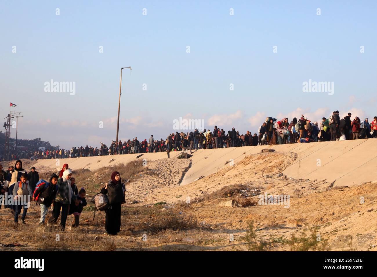 Palestinians, displaced by Israel forces, return their houses through ...