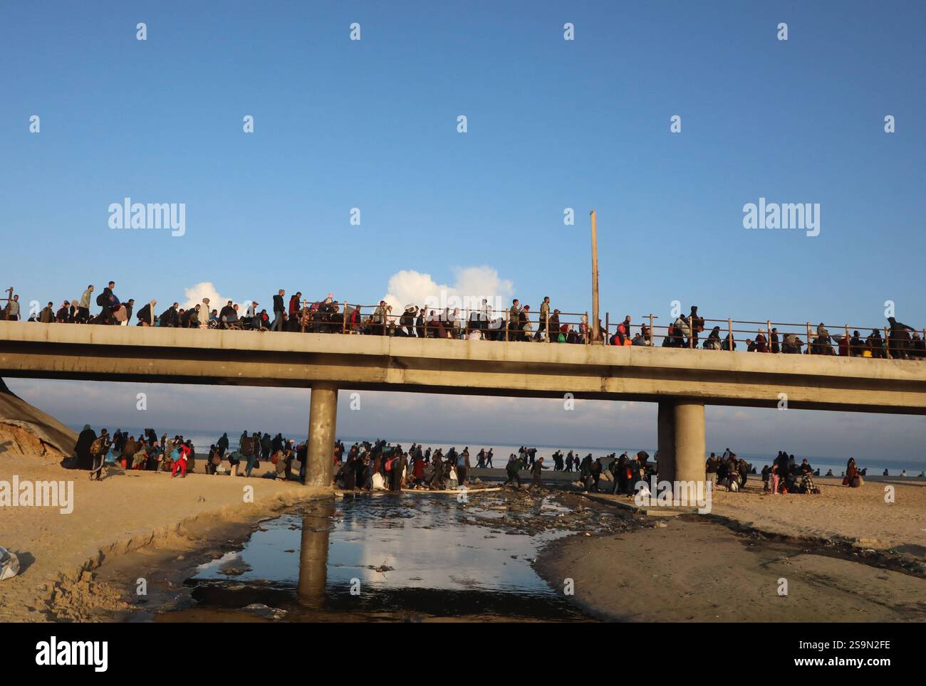 Palestinians, displaced by Israel forces, return their houses through ...