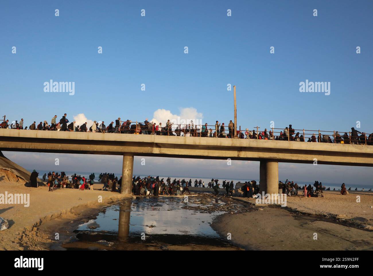 Palestinians, displaced by Israel forces, return their houses through ...