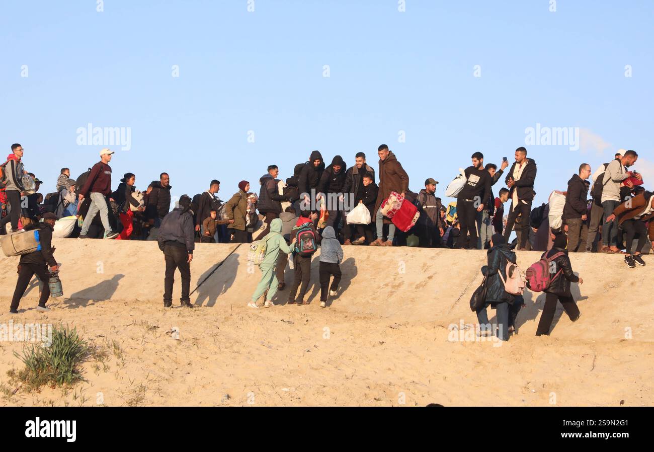 Palestinians, displaced by Israel forces, return their houses through ...