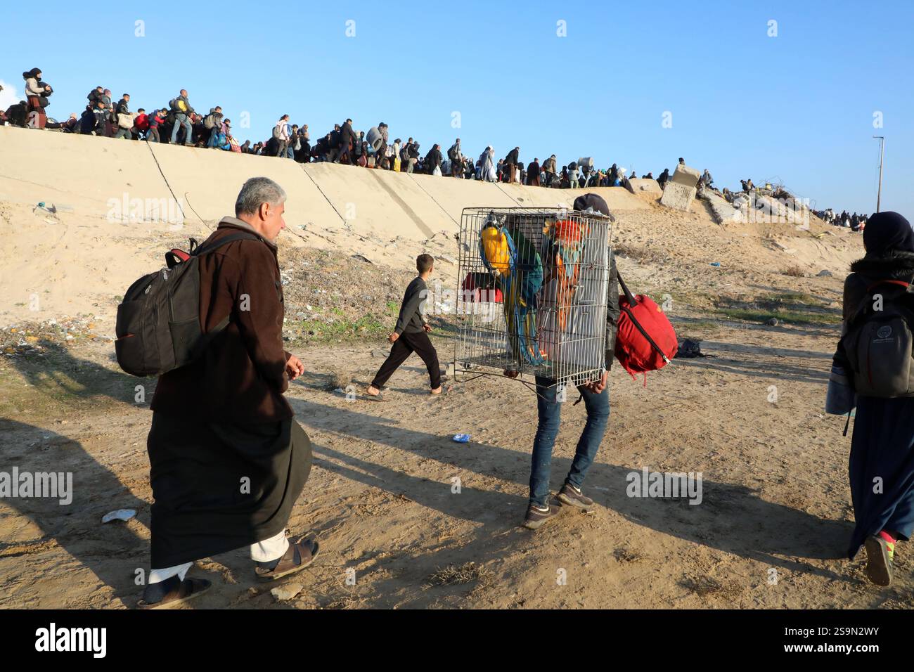 Palestinians, displaced by Israel forces, return their houses through ...