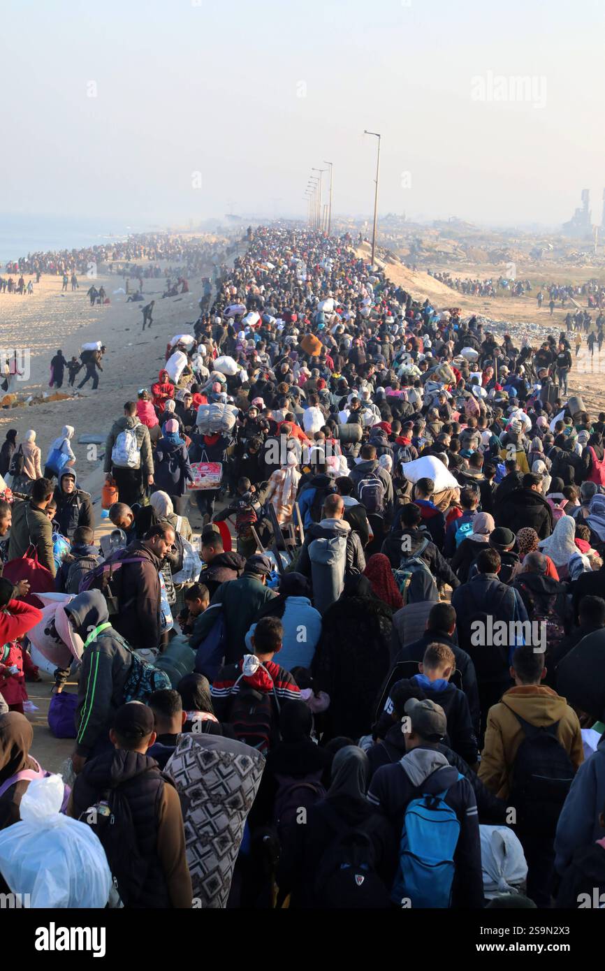 Palestinians, displaced by Israel forces, return their houses through ...
