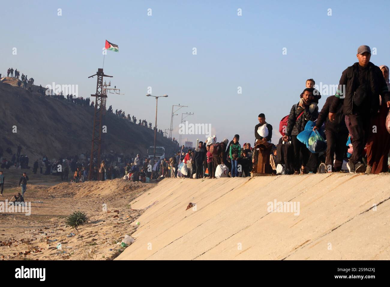 Palestinians, displaced by Israel forces, return their houses through ...