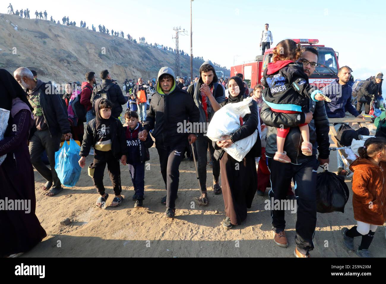 Palestinians, displaced by Israel forces, return their houses through ...