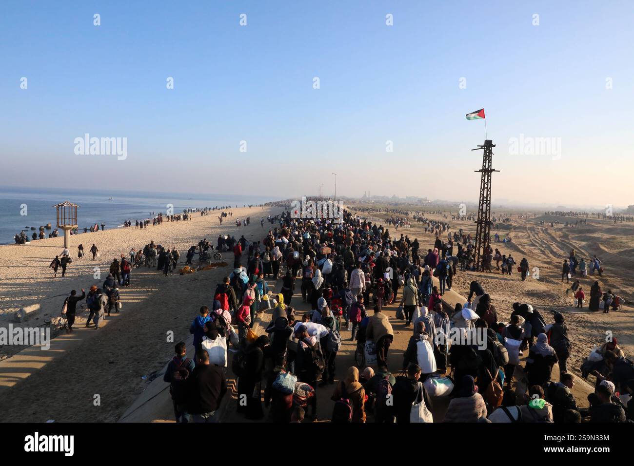 Palestinians, displaced by Israel forces, return their houses through ...