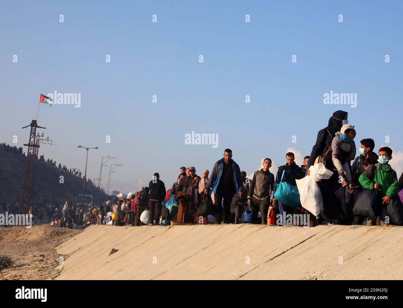 Palestinians, displaced by Israel forces, return their houses through ...
