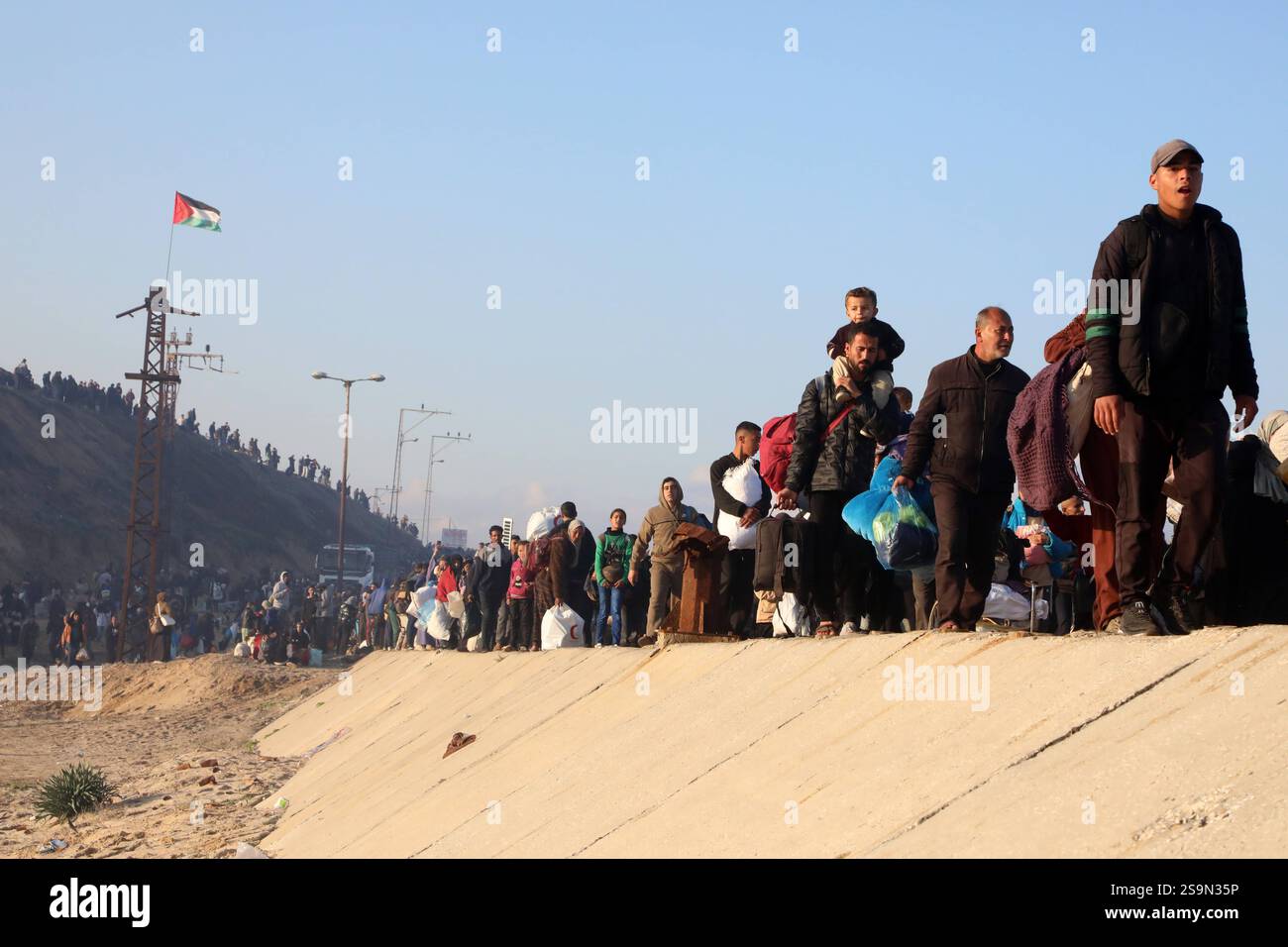 Palestinians, displaced by Israel forces, return their houses through ...