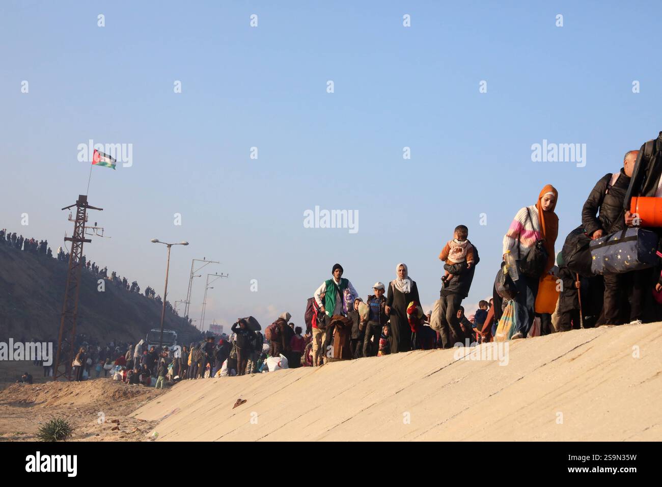 Palestinians, displaced by Israel forces, return their houses through ...