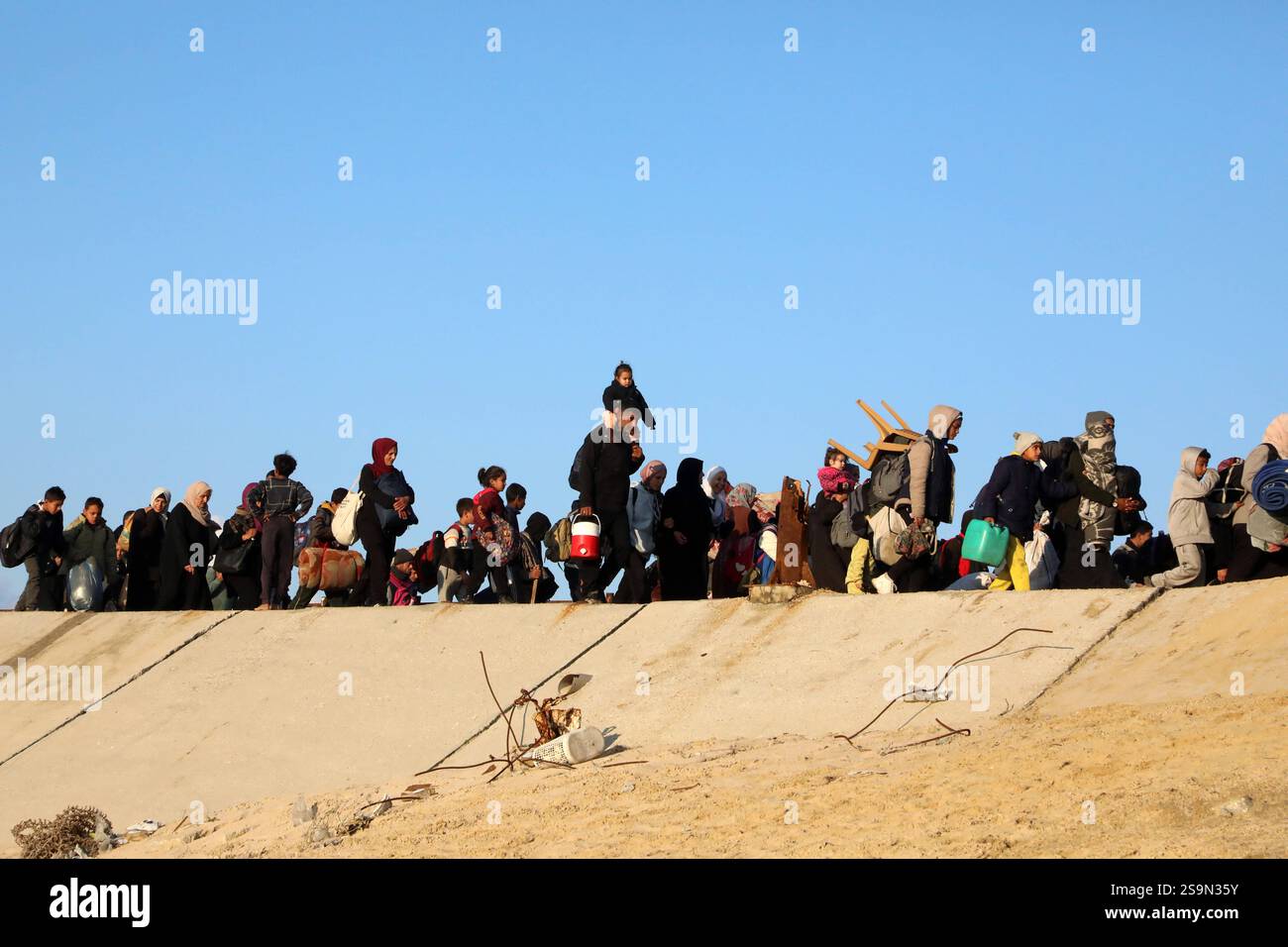 Palestinians, displaced by Israel forces, return their houses through ...