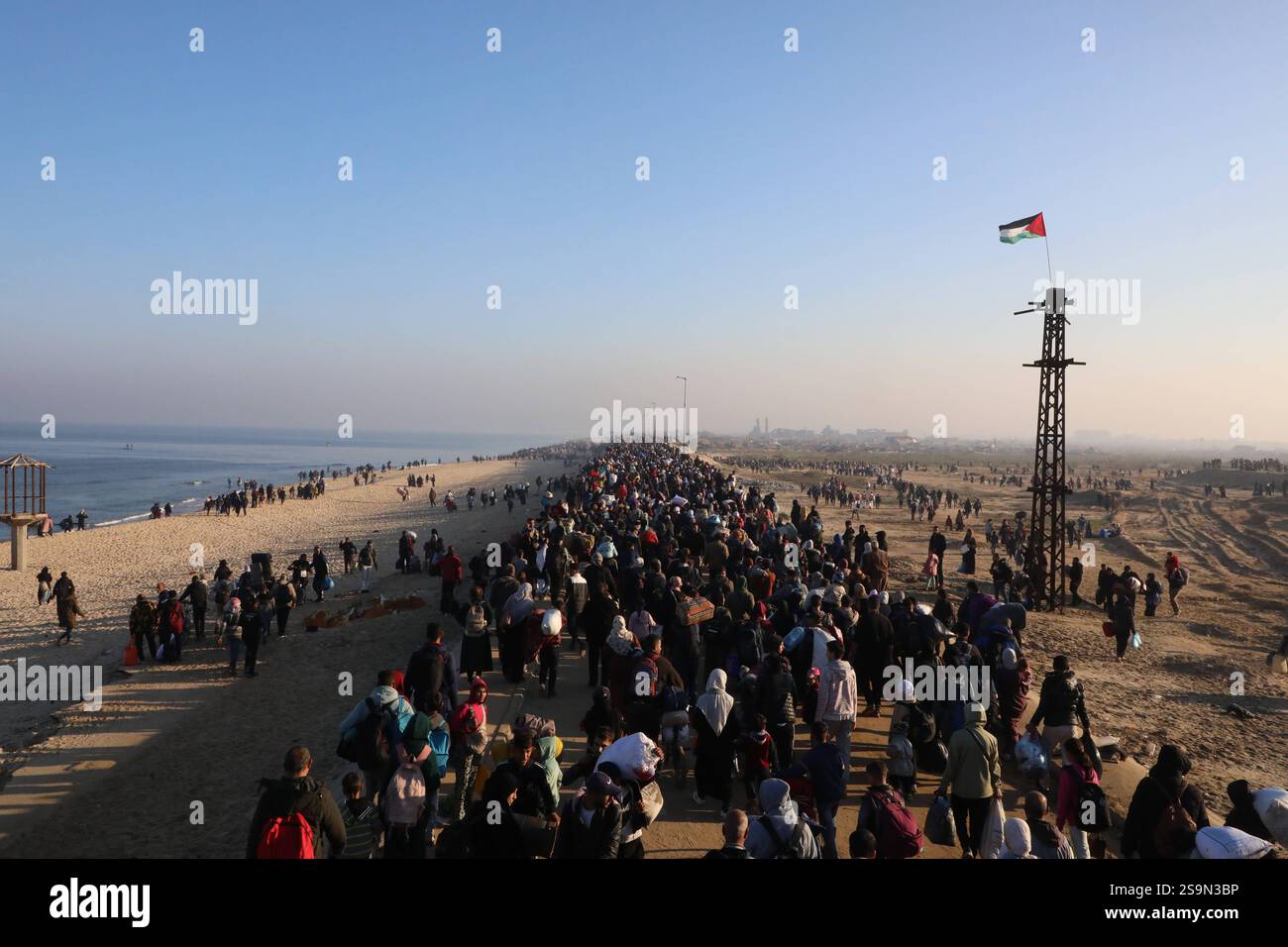 Palestinians, displaced by Israel forces, return their houses through ...