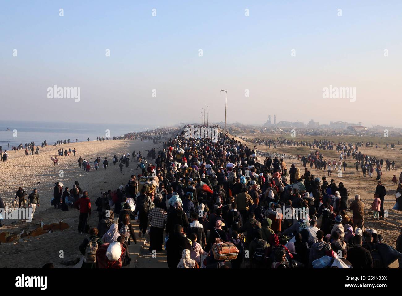 Palestinians, displaced by Israel forces, return their houses through ...