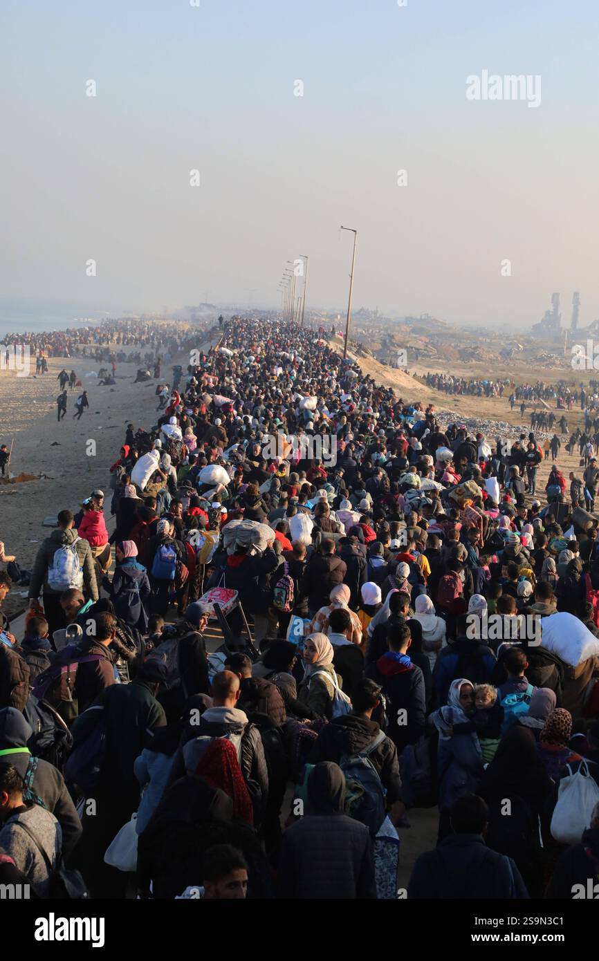 Palestinians, displaced by Israel forces, return their houses through ...