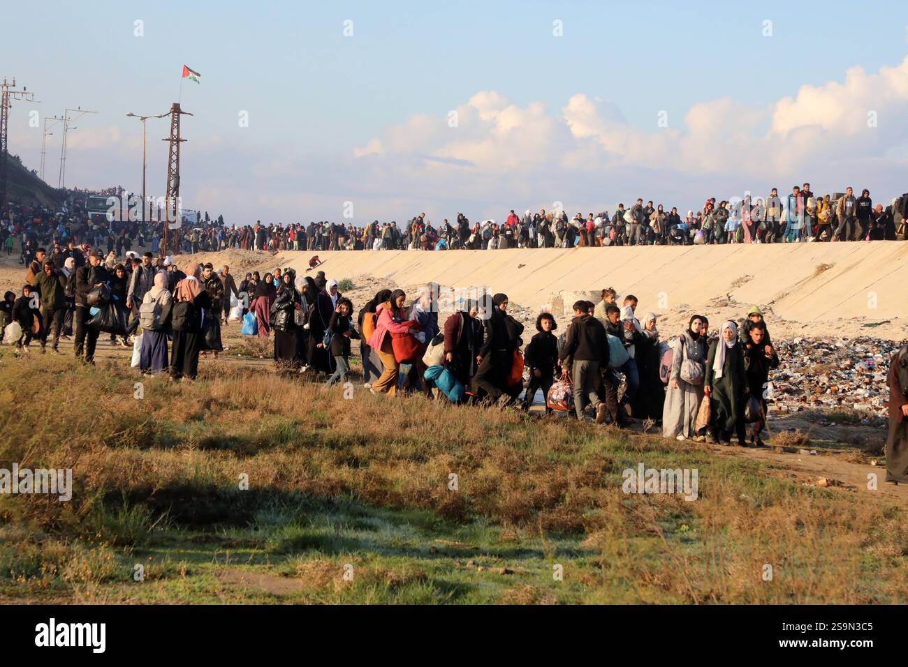 Palestinians, displaced by Israel forces, return their houses through ...