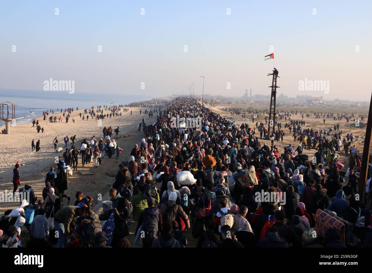 Palestinians, displaced by Israel forces, return their houses through ...