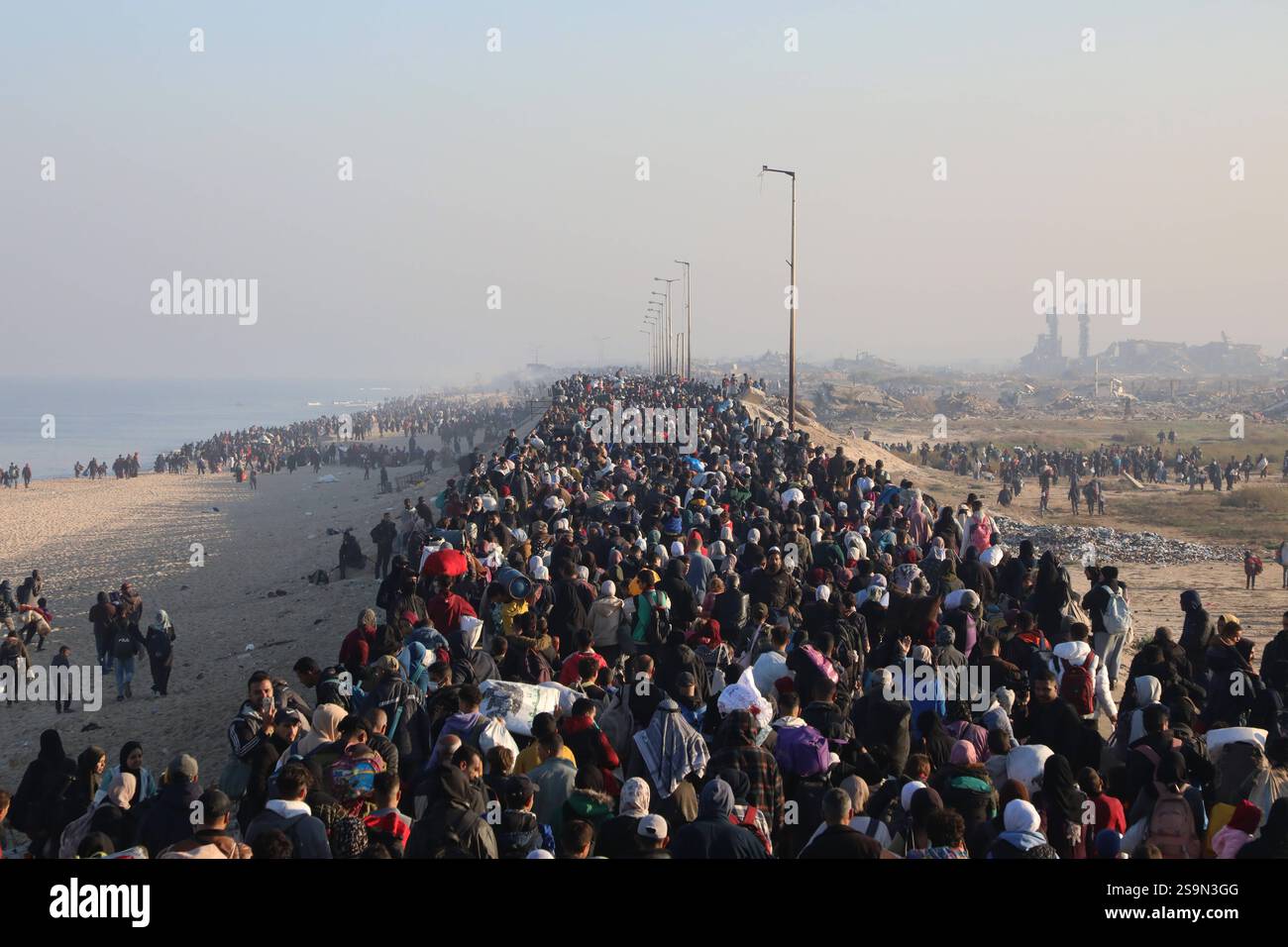 Palestinians, displaced by Israel forces, return their houses through ...