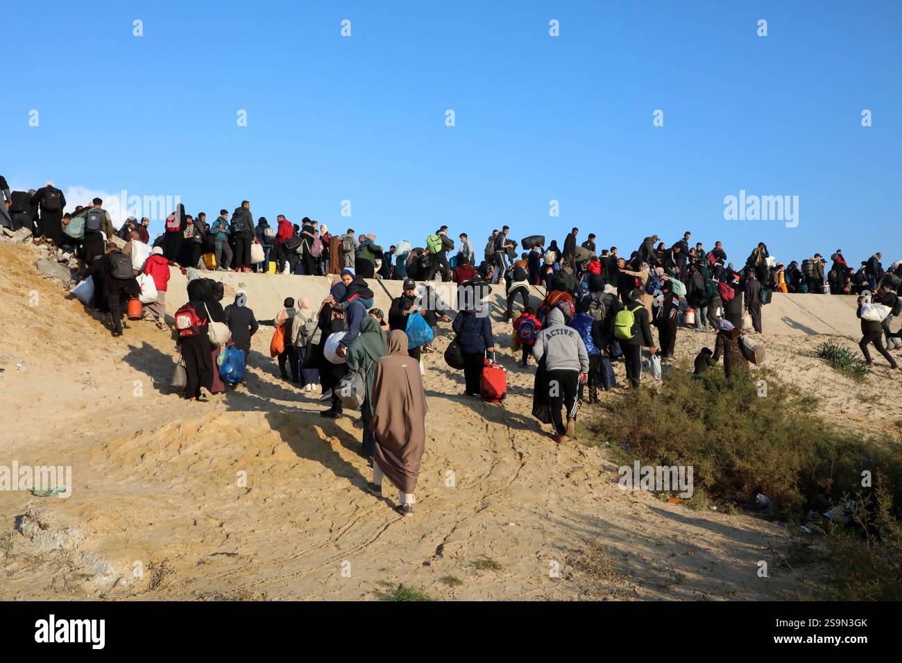 Palestinians, displaced by Israel forces, return their houses through ...