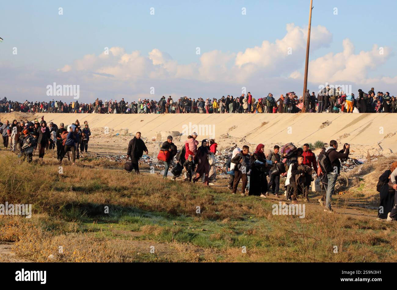 Palestinians, displaced by Israel forces, return their houses through ...