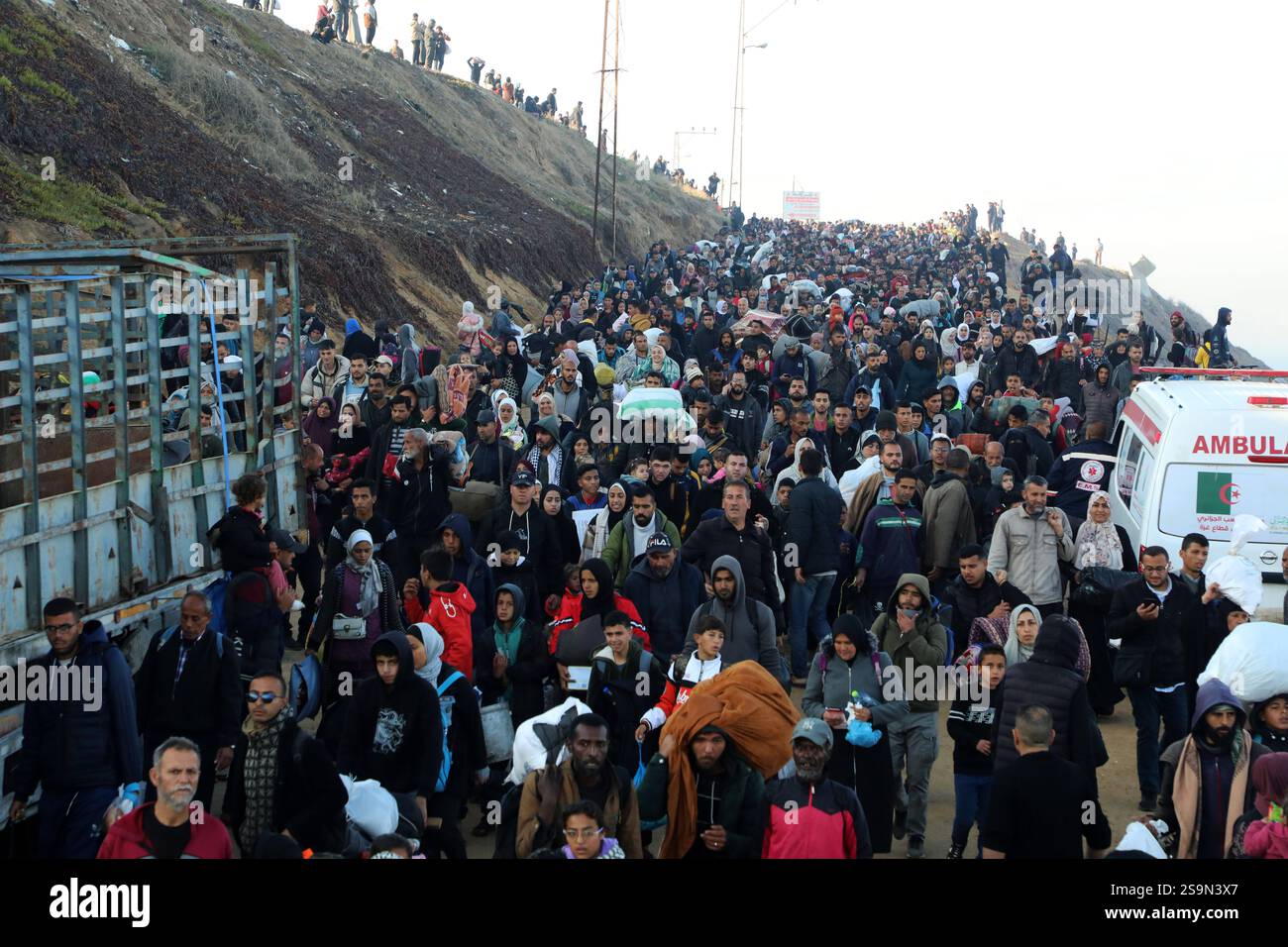 Palestinians, displaced by Israel forces, return their houses through ...