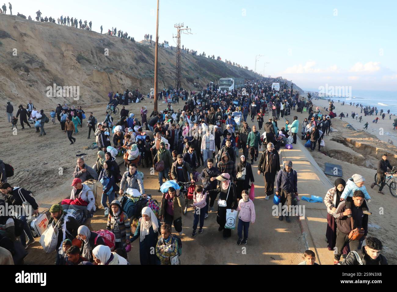 Palestinians, displaced by Israel forces, return their houses through ...