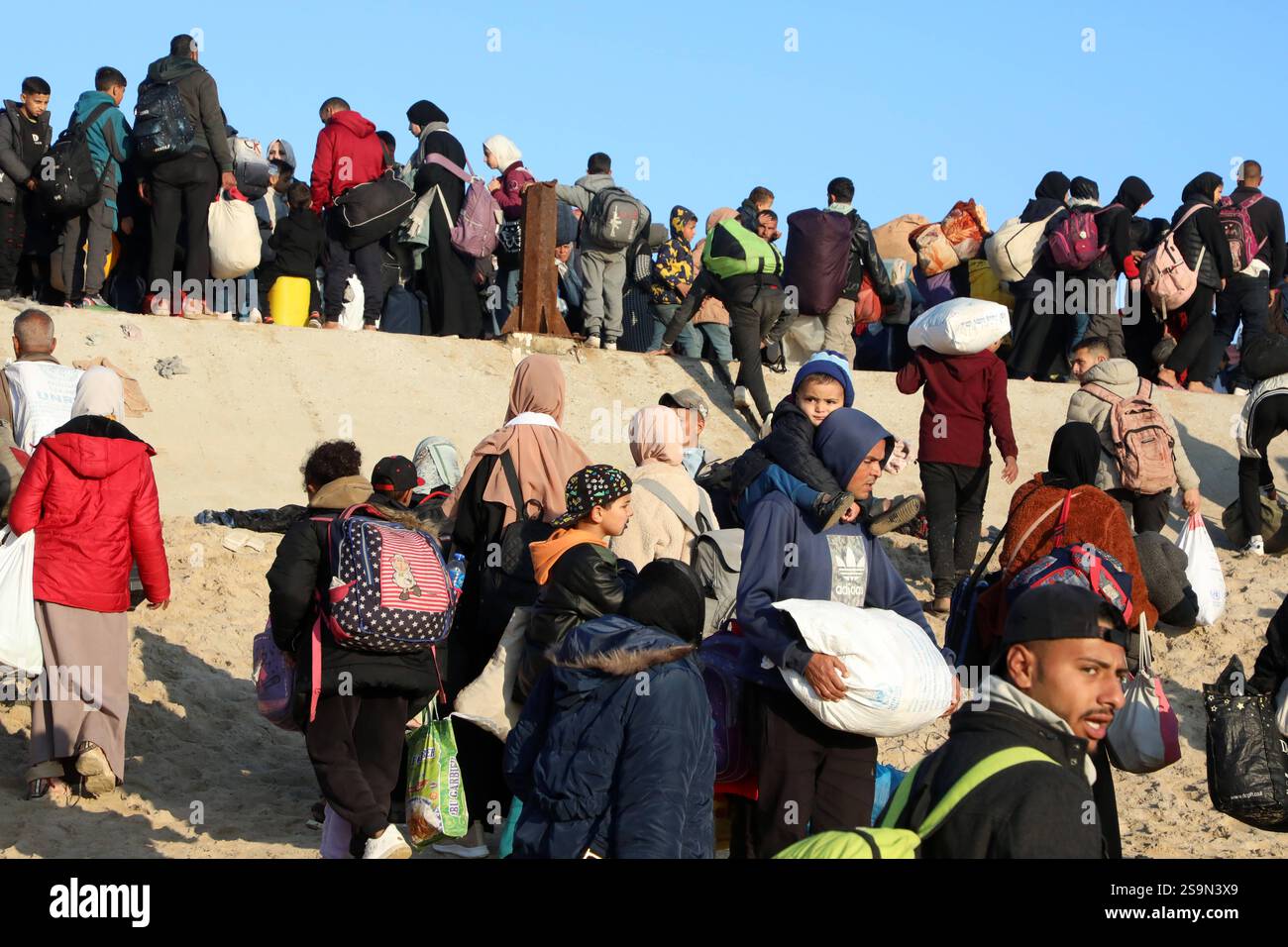 Palestinians, displaced by Israel forces, return their houses through ...