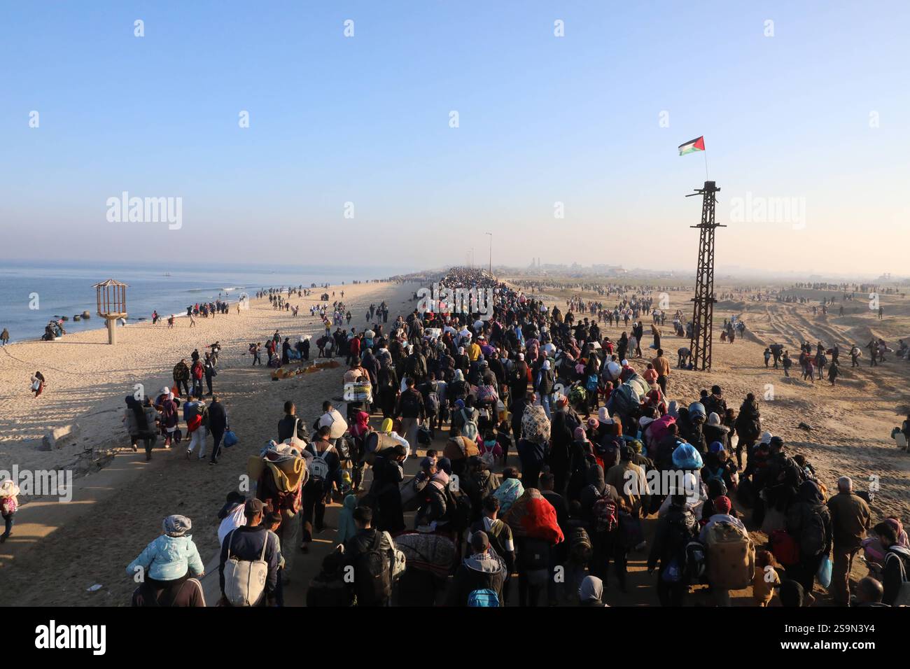 Palestinians, displaced by Israel forces, return their houses through ...