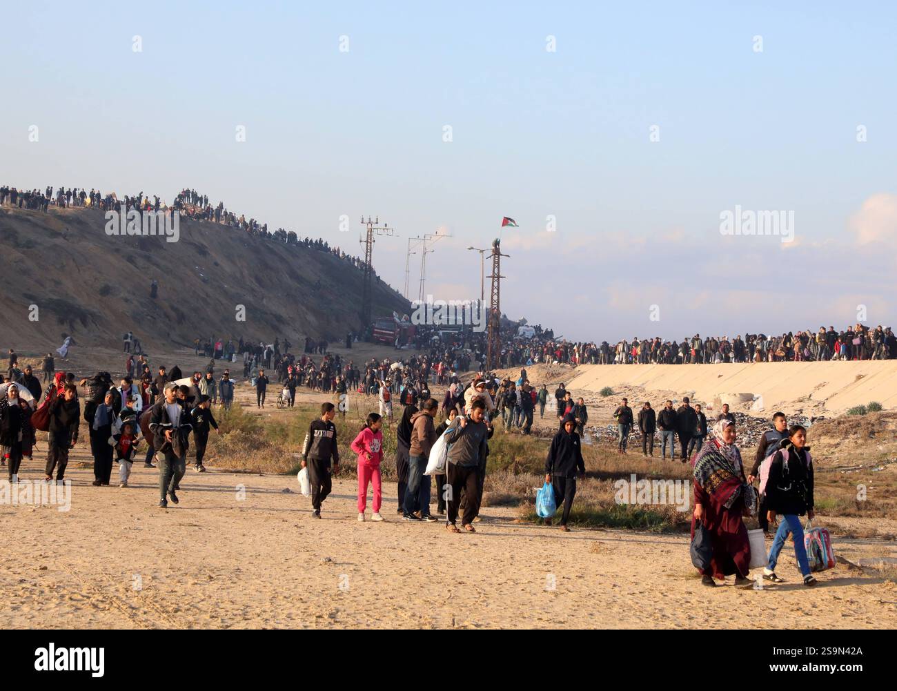 Palestinians, displaced by Israel forces, return their houses through ...