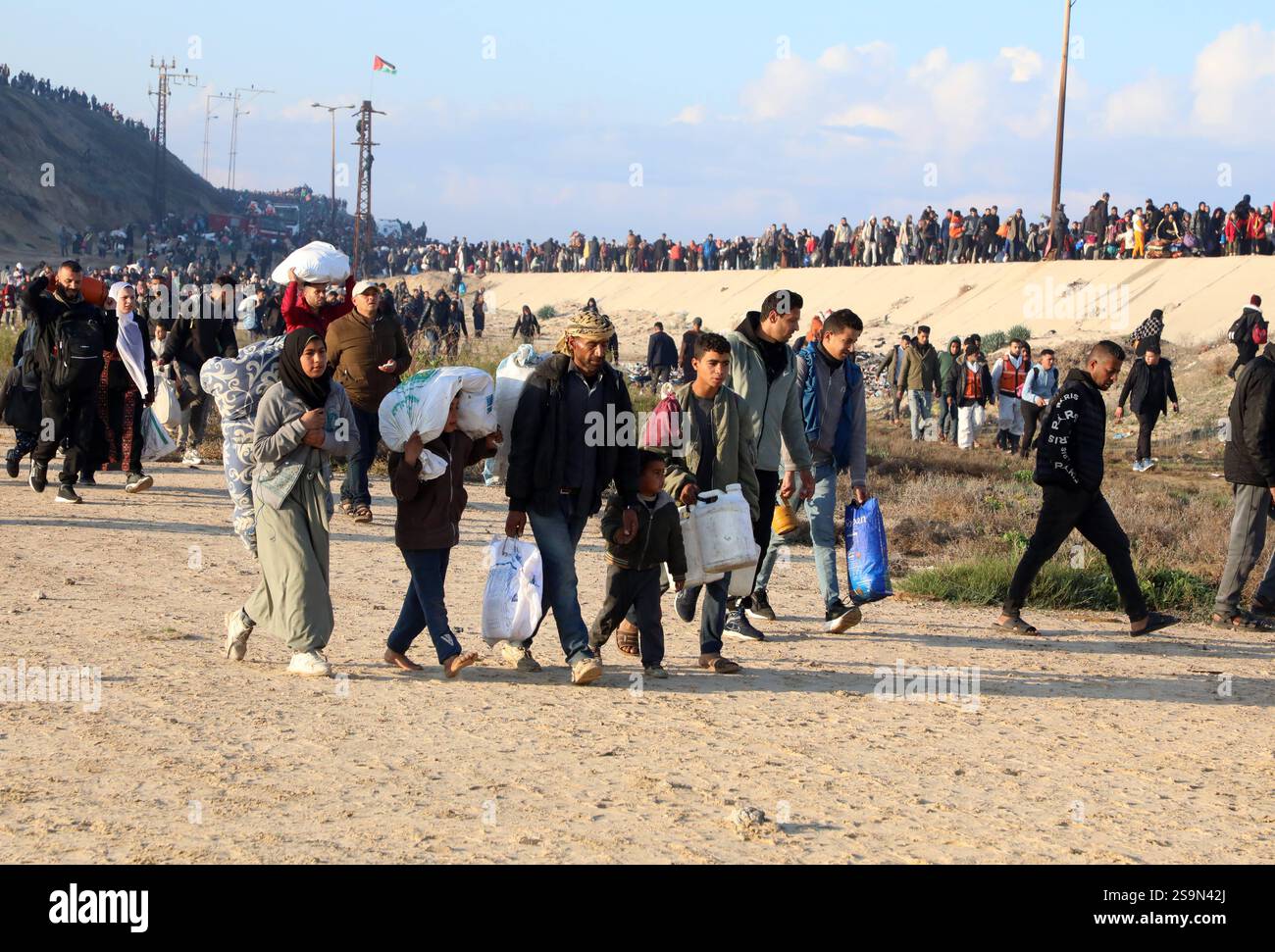 Palestinians, displaced by Israel forces, return their houses through ...