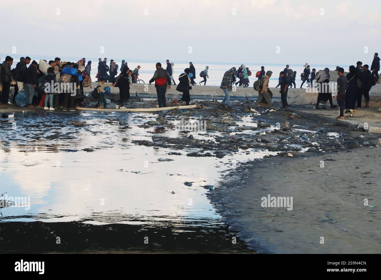 Palestinians, displaced by Israel forces, return their houses through ...