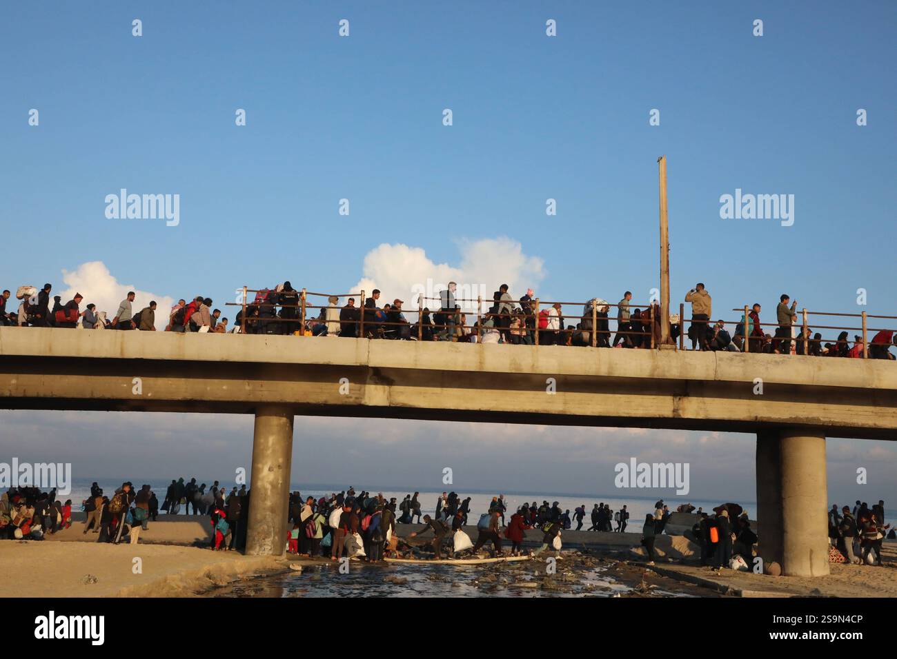 Palestinians, displaced by Israel forces, return their houses through ...