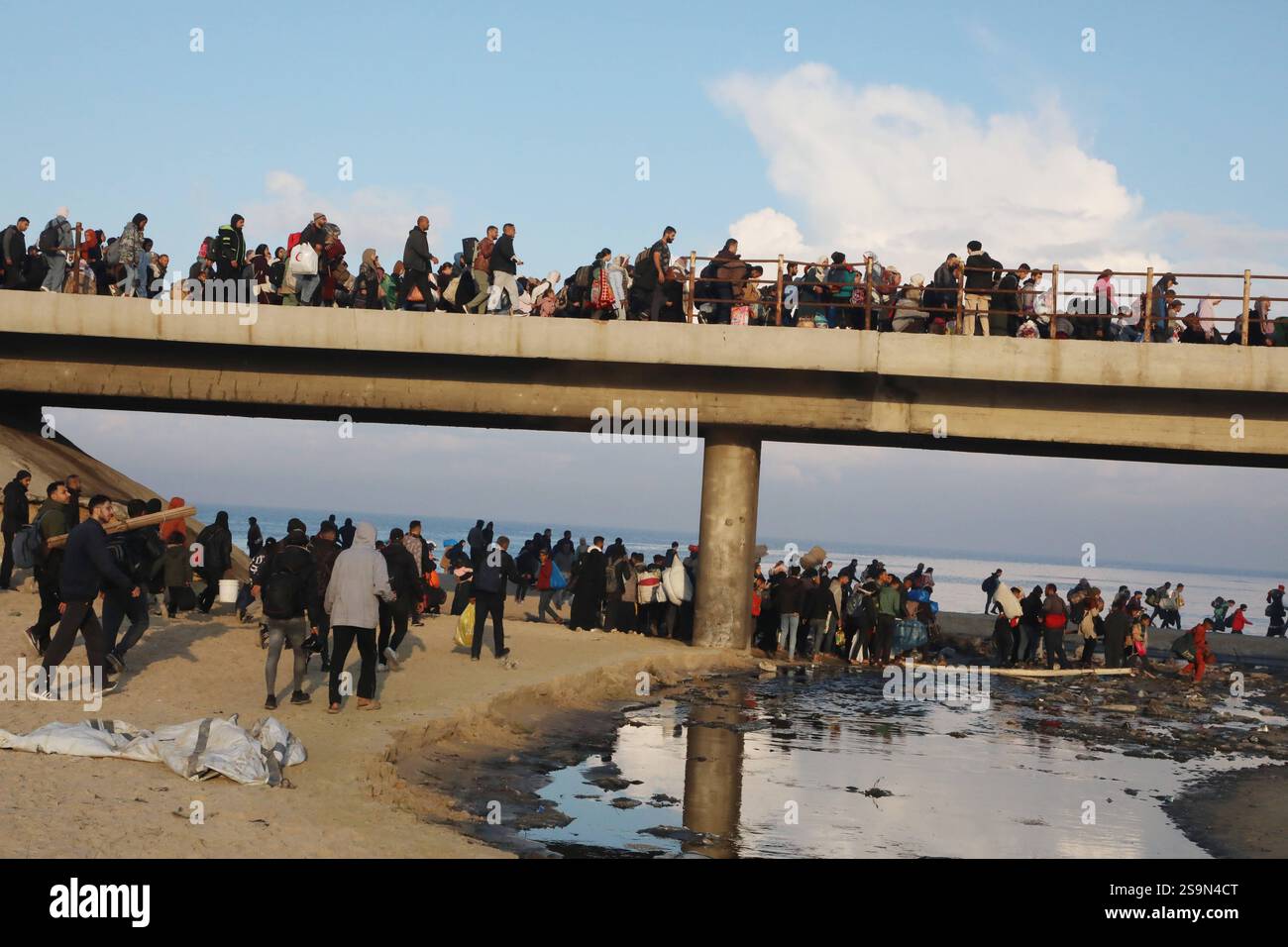 Palestinians, displaced by Israel forces, return their houses through ...
