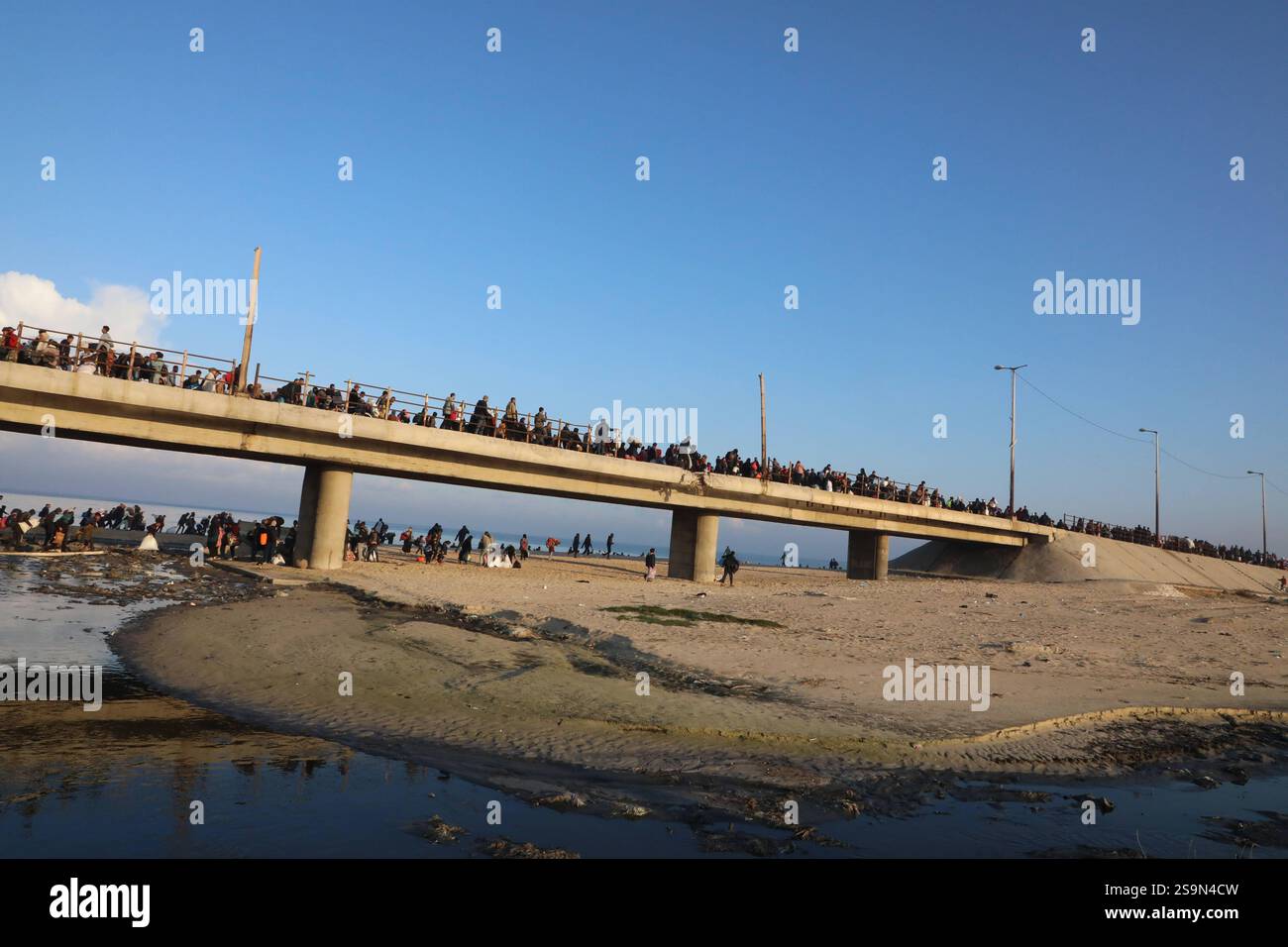 Palestinians, displaced by Israel forces, return their houses through ...