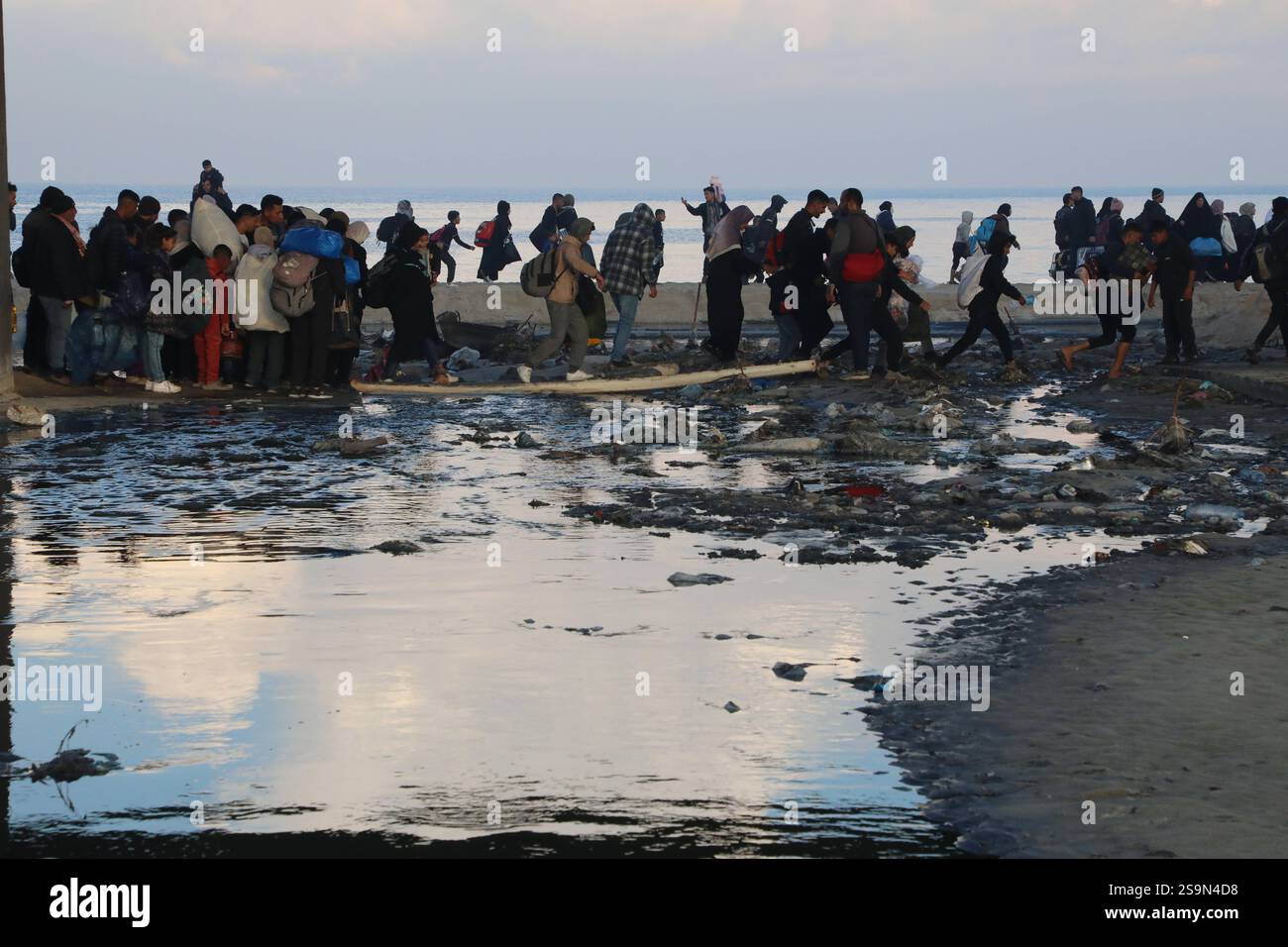 Palestinians, displaced by Israel forces, return their houses through ...