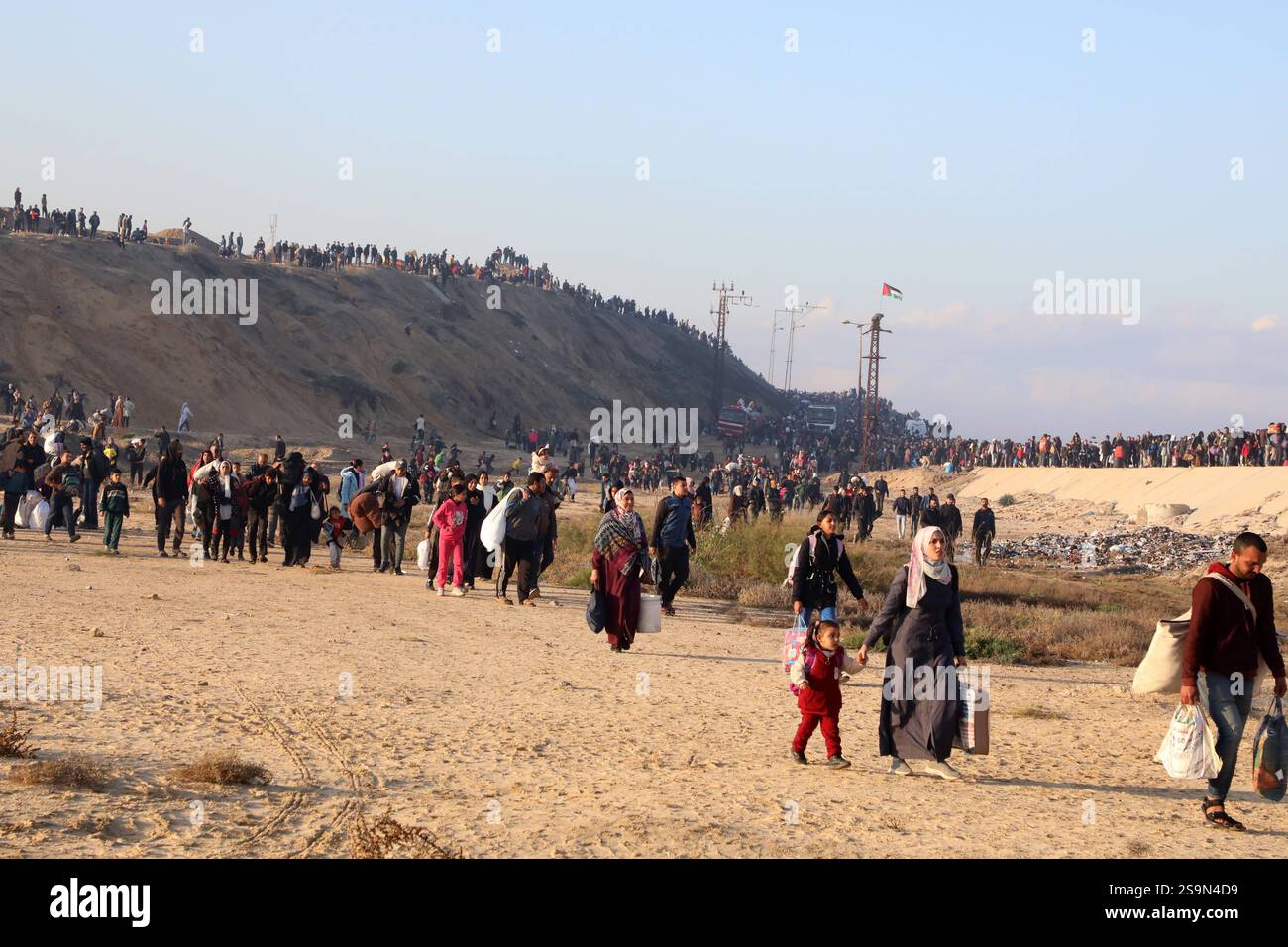 Palestinians, displaced by Israel forces, return their houses through ...