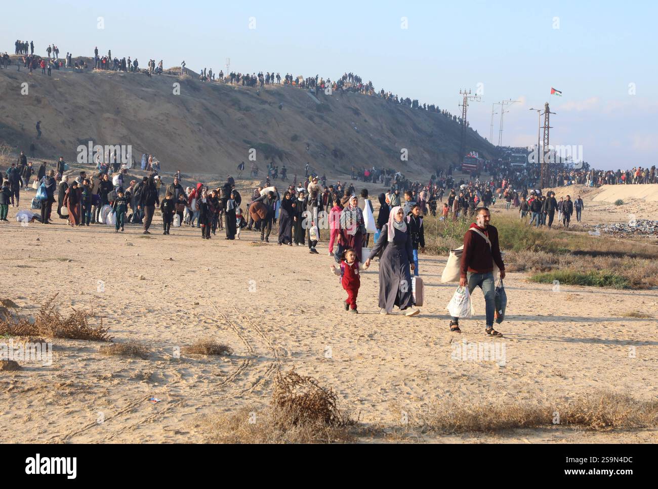 Palestinians, displaced by Israel forces, return their houses through ...